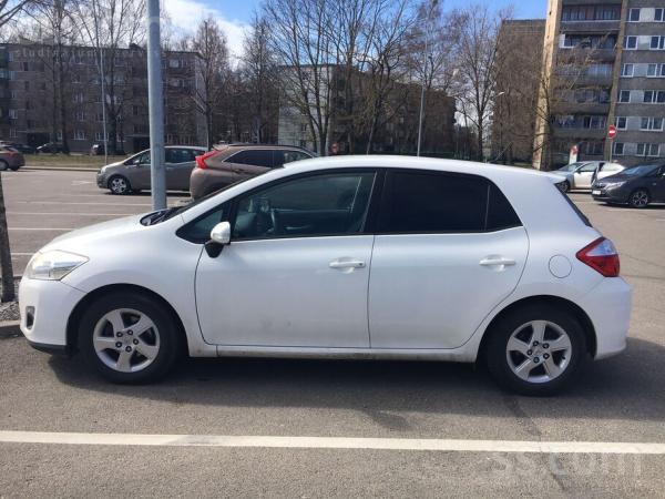 White Toyota Auris 2011 in Riga, with an engine capacity of 1.80 L and mileage of 187 thousand km for 6500 €, photo 5 on AUTOMOTO.COM.LV