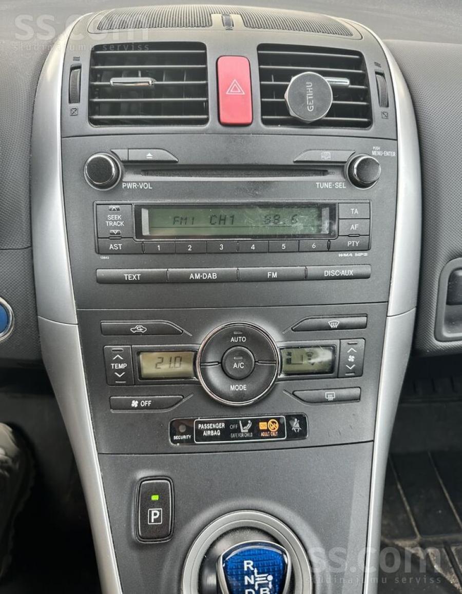 White Toyota Auris 2011 in Riga, with an engine capacity of 1.80 L and mileage of 187 thousand km for 6500 €, photo 7 on AUTOMOTO.COM.LV