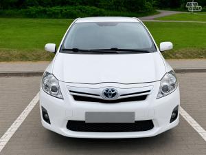 White Toyota Auris 2011 in Ukmerge, with an engine capacity of 1.80 L and mileage of 190 thousand km for 6500 €, photo 3 on AUTOMOTO.COM.LV