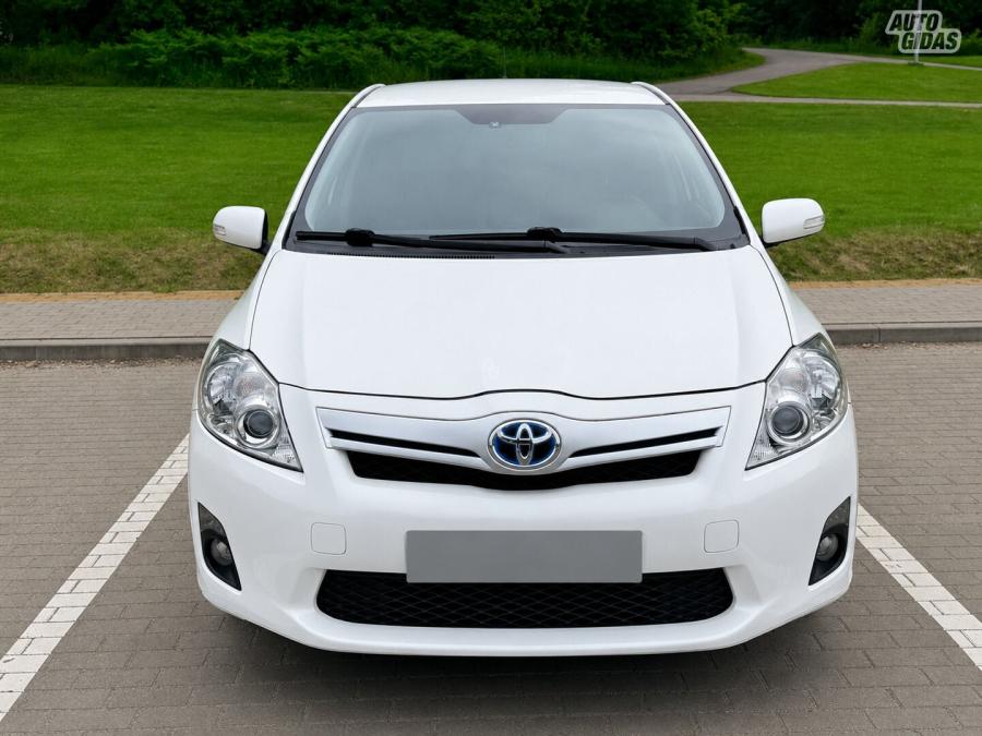 White Toyota Auris 2011 in Ukmerge, with an engine capacity of 1.80 L and mileage of 190 thousand km for 6500 €, photo 3 on AUTOMOTO.COM.LV