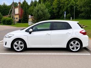 White Toyota Auris 2011 in Ukmerge, with an engine capacity of 1.80 L and mileage of 190 thousand km for 6500 €, photo 4 on AUTOMOTO.COM.LV
