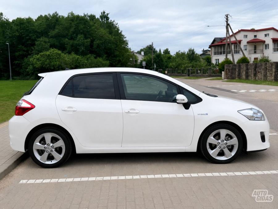 White Toyota Auris 2011 in Ukmerge, with an engine capacity of 1.80 L and mileage of 190 thousand km for 6500 €, photo 5 on AUTOMOTO.COM.LV