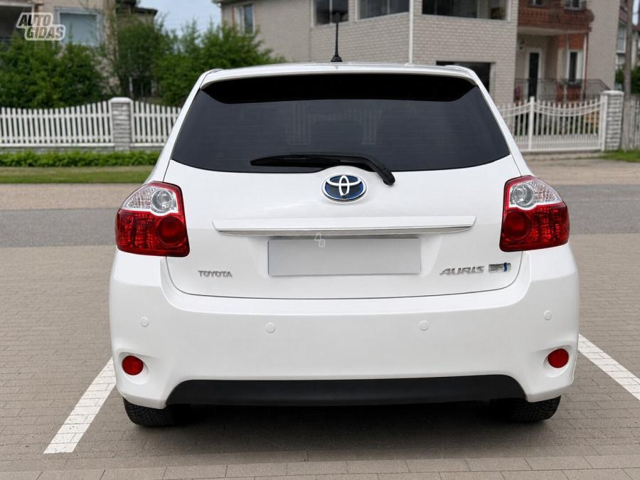 White Toyota Auris 2011 in Ukmerge, with an engine capacity of 1.80 L and mileage of 190 thousand km for 6500 €, photo 7 on AUTOMOTO.COM.LV