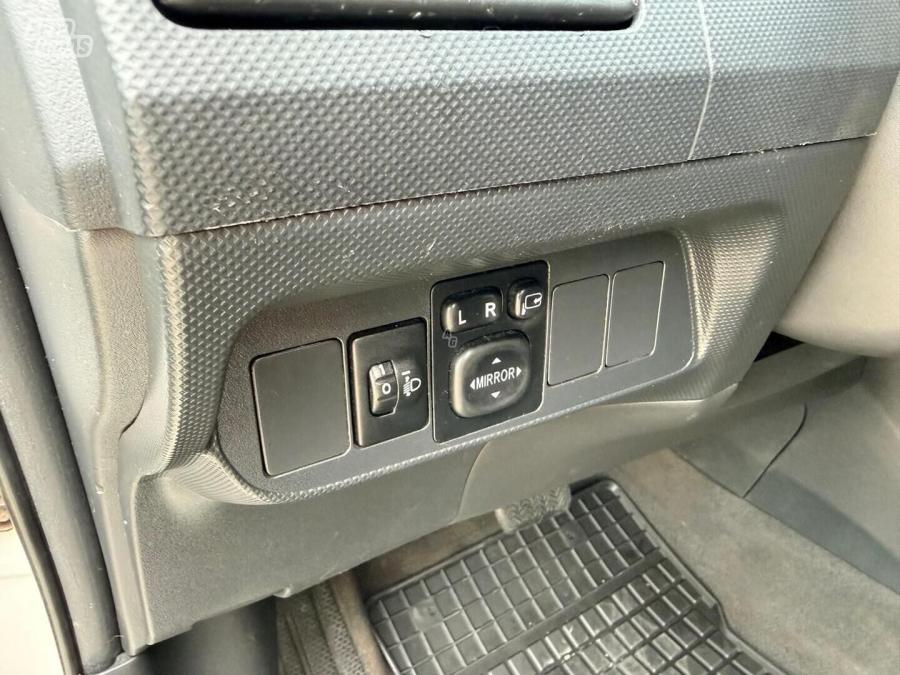 White Toyota Auris 2011 in Ukmerge, with an engine capacity of 1.80 L and mileage of 190 thousand km for 6500 €, photo 11 on AUTOMOTO.COM.LV