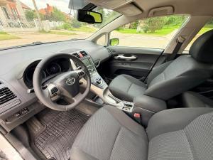 White Toyota Auris 2011 in Ukmerge, with an engine capacity of 1.80 L and mileage of 190 thousand km for 6500 €, photo 13 on AUTOMOTO.COM.LV