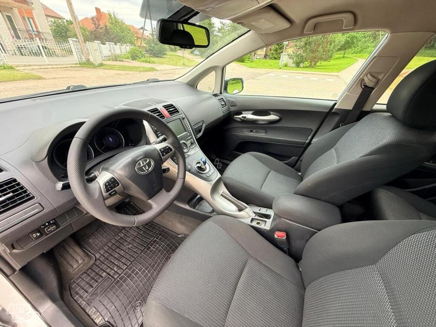 White Toyota Auris 2011 in Ukmerge, with an engine capacity of 1.80 L and mileage of 190 thousand km for 6500 €, photo 13 on AUTOMOTO.COM.LV