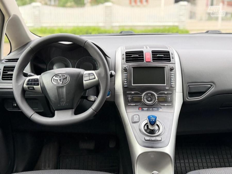 White Toyota Auris 2011 in Ukmerge, with an engine capacity of 1.80 L and mileage of 190 thousand km for 6500 €, photo 16 on AUTOMOTO.COM.LV