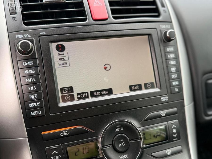 White Toyota Auris 2011 in Ukmerge, with an engine capacity of 1.80 L and mileage of 190 thousand km for 6500 €, photo 21 on AUTOMOTO.COM.LV