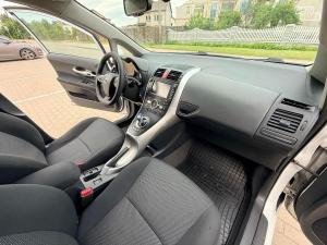 White Toyota Auris 2011 in Ukmerge, with an engine capacity of 1.80 L and mileage of 190 thousand km for 6500 €, photo 27 on AUTOMOTO.COM.LV