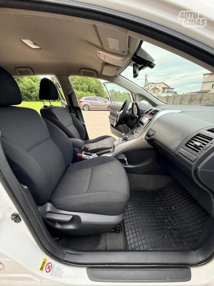 White Toyota Auris 2011 in Ukmerge, with an engine capacity of 1.80 L and mileage of 190 thousand km for 6500 €, photo 28 on AUTOMOTO.COM.LV