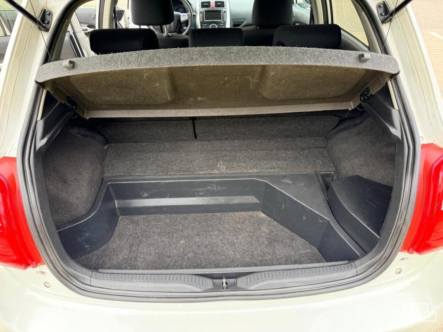 White Toyota Auris 2011 in Ukmerge, with an engine capacity of 1.80 L and mileage of 190 thousand km for 6500 €, photo 31 on AUTOMOTO.COM.LV