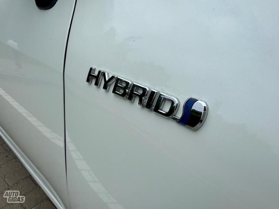 White Toyota Auris 2011 in Ukmerge, with an engine capacity of 1.80 L and mileage of 190 thousand km for 6500 €, photo 32 on AUTOMOTO.COM.LV