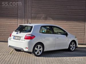 White Toyota Auris 2011 in Jelgava, with an engine capacity of 1.80 L and mileage of 276 thousand km for 6690 €, photo 3 on AUTOMOTO.COM.LV