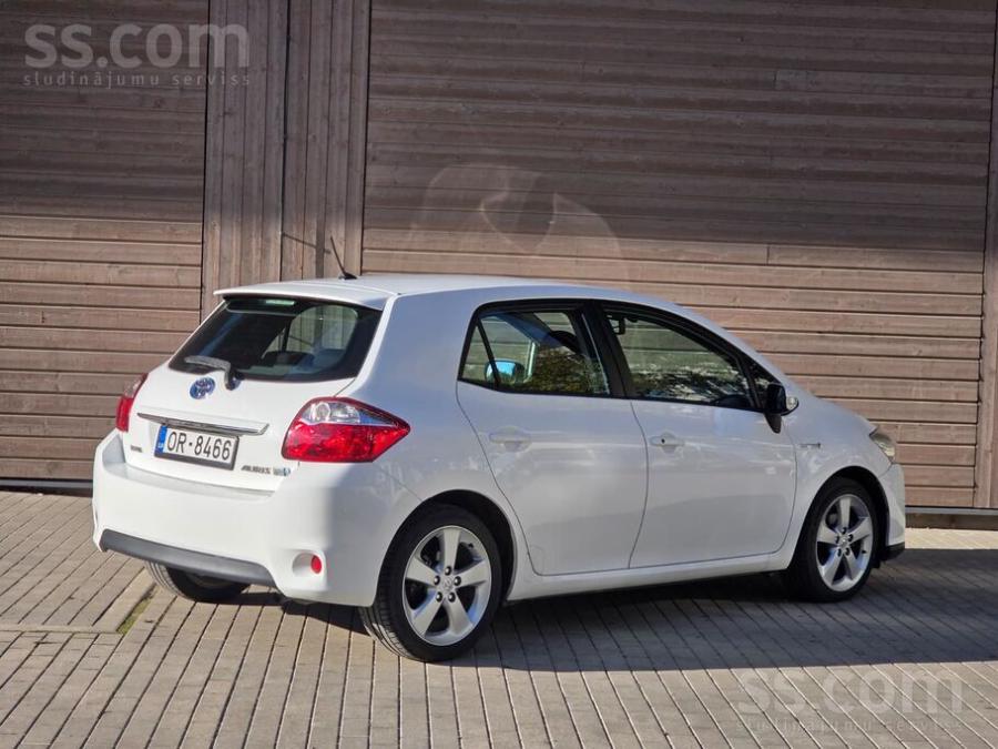 White Toyota Auris 2011 in Jelgava, with an engine capacity of 1.80 L and mileage of 276 thousand km for 6690 €, photo 3 on AUTOMOTO.COM.LV