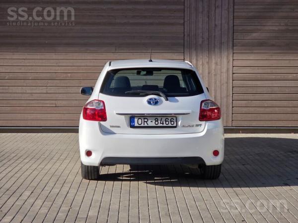 Toyota Auris 2011 in Jelgava on AUTOMOTO.COM.LV White Toyota Auris 2011 in Jelgava, with an engine capacity of 1.80 L and mileage of 276 thousand km for 6690 €, photo 4 on AUTOMOTO.COM.LV