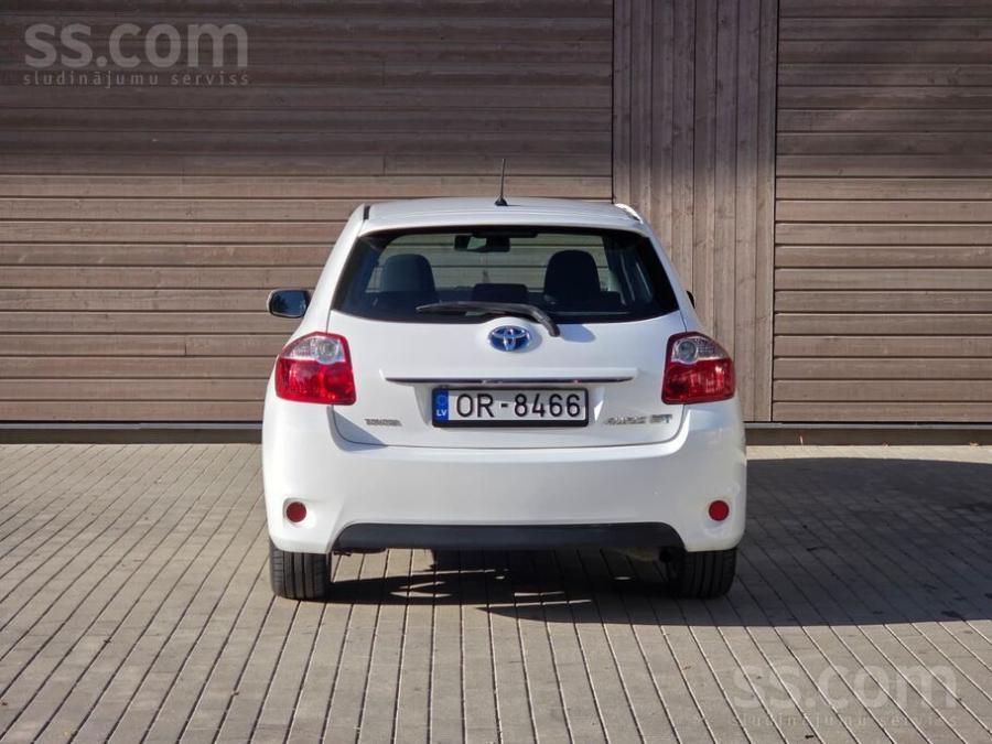 White Toyota Auris 2011 in Jelgava, with an engine capacity of 1.80 L and mileage of 276 thousand km for 6690 €, photo 4 on AUTOMOTO.COM.LV