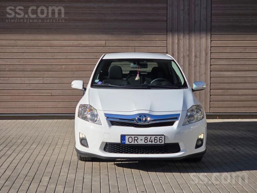 White Toyota Auris 2011 in Jelgava, with an engine capacity of 1.80 L and mileage of 276 thousand km for 6690 €, photo 5 on AUTOMOTO.COM.LV