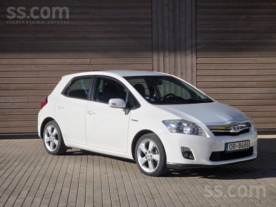 White Toyota Auris 2011 in Jelgava, with an engine capacity of 1.80 L and mileage of 276 thousand km for 6690 €, photo 6 on AUTOMOTO.COM.LV