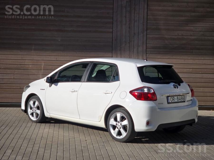 White Toyota Auris 2011 in Jelgava, with an engine capacity of 1.80 L and mileage of 276 thousand km for 6690 €, photo 7 on AUTOMOTO.COM.LV