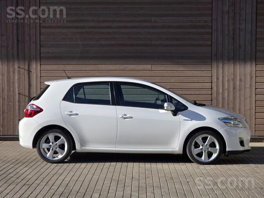 White Toyota Auris 2011 in Jelgava, with an engine capacity of 1.80 L and mileage of 276 thousand km for 6690 €, photo 8 on AUTOMOTO.COM.LV