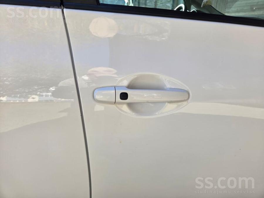 White Toyota Auris 2011 in Jelgava, with an engine capacity of 1.80 L and mileage of 276 thousand km for 6690 €, photo 9 on AUTOMOTO.COM.LV