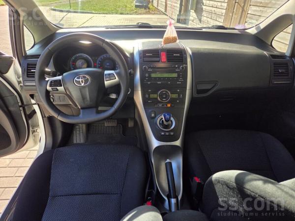 Toyota Auris 2011 in Jelgava on AUTOMOTO.COM.LV White Toyota Auris 2011 in Jelgava, with an engine capacity of 1.80 L and mileage of 276 thousand km for 6690 €, photo 10 on AUTOMOTO.COM.LV