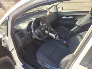 White Toyota Auris 2011 in Jelgava, with an engine capacity of 1.80 L and mileage of 276 thousand km for 6690 €, photo 11 on AUTOMOTO.COM.LV