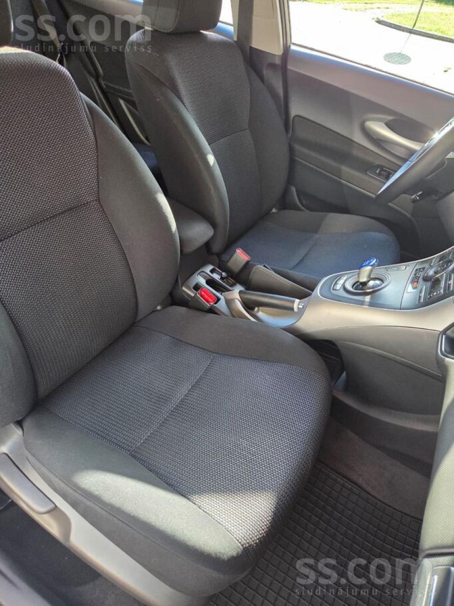 White Toyota Auris 2011 in Jelgava, with an engine capacity of 1.80 L and mileage of 276 thousand km for 6690 €, photo 12 on AUTOMOTO.COM.LV