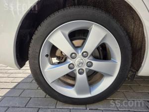 White Toyota Auris 2011 in Jelgava, with an engine capacity of 1.80 L and mileage of 276 thousand km for 6690 €, photo 16 on AUTOMOTO.COM.LV