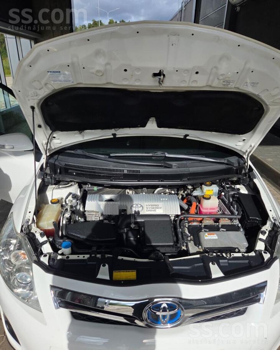 White Toyota Auris 2011 in Jelgava, with an engine capacity of 1.80 L and mileage of 276 thousand km for 6690 €, photo 18 on AUTOMOTO.COM.LV