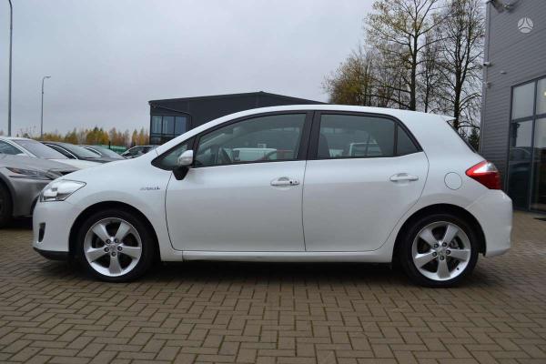 White Toyota Auris 2012 in Vilnius, with an engine capacity of 1.80 L and mileage of 170 thousand km for 7500 €, photo 6 on AUTOMOTO.COM.LV