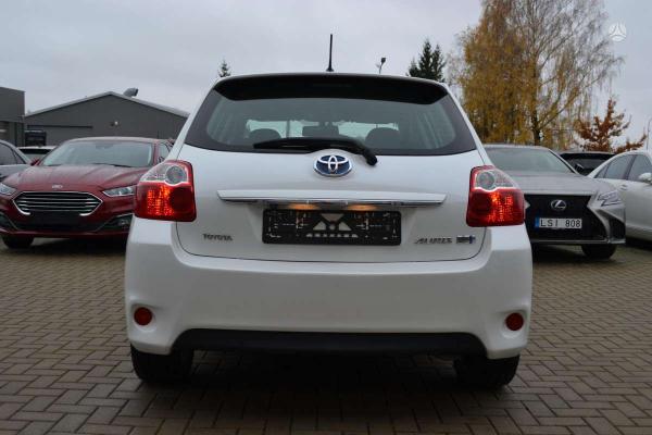 White Toyota Auris 2012 in Vilnius, with an engine capacity of 1.80 L and mileage of 170 thousand km for 7500 €, photo 8 on AUTOMOTO.COM.LV