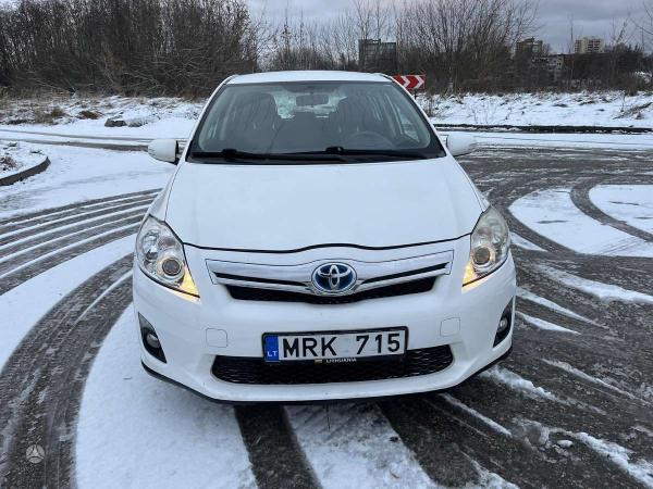 White Toyota Auris 2012 in Vilnius, with an engine capacity of 1.80 L and mileage of 230 thousand km for 6200 €, photo 2 on AUTOMOTO.COM.LV