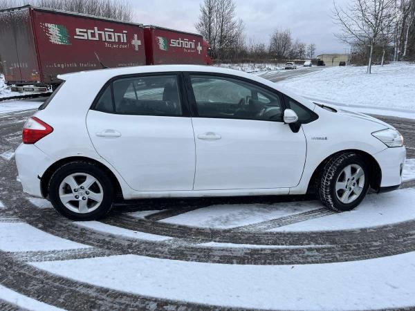 White Toyota Auris 2012 in Vilnius, with an engine capacity of 1.80 L and mileage of 230 thousand km for 6200 €, photo 3 on AUTOMOTO.COM.LV