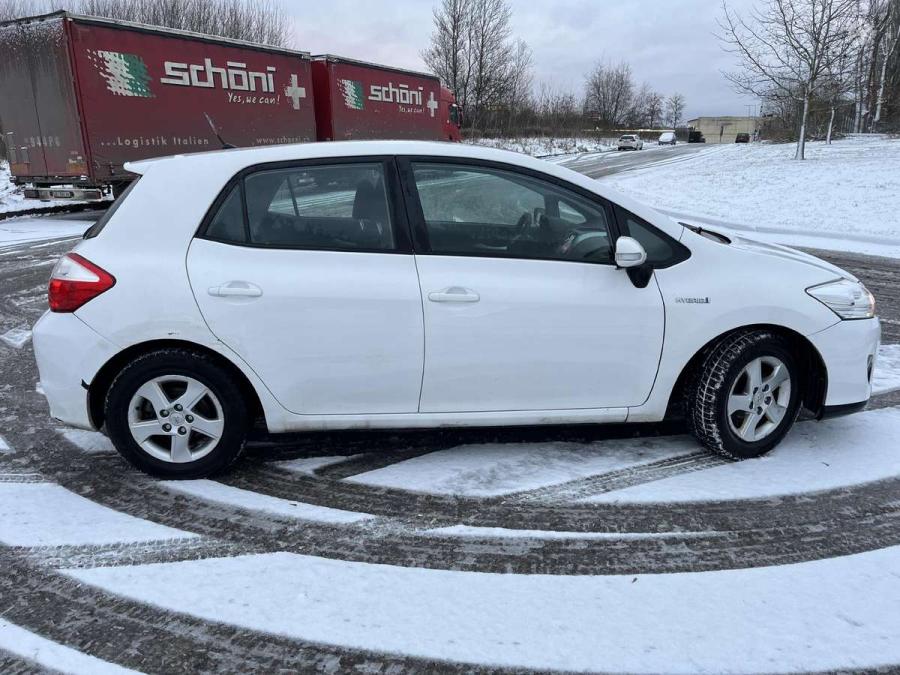 Balts Toyota Auris 2012 Viļņa, ar dzinēja tilpumu 1.80 L un nobraukumu 230 tūkst. km par 6200 €, foto 3 vietnē AUTOMOTO.COM.LV