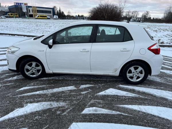 White Toyota Auris 2012 in Vilnius, with an engine capacity of 1.80 L and mileage of 230 thousand km for 6200 €, photo 8 on AUTOMOTO.COM.LV
