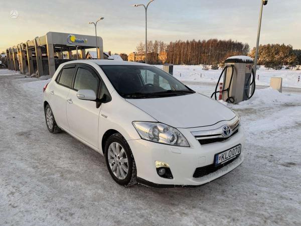 White Toyota Auris 2012 in Palanga, with an engine capacity of 1.80 L and mileage of 93 thousand km for 7500 €, photo 3 on AUTOMOTO.COM.LV