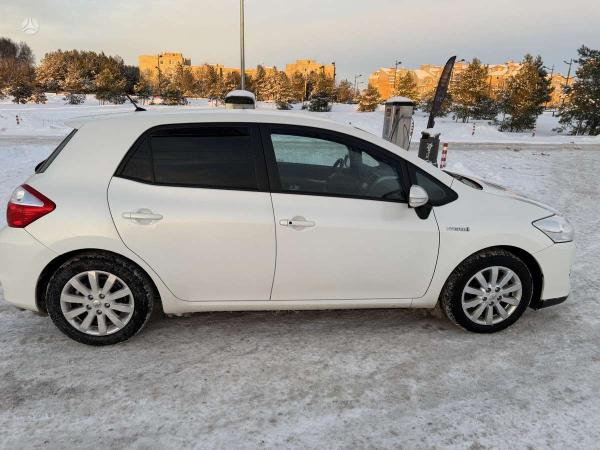 White Toyota Auris 2012 in Palanga, with an engine capacity of 1.80 L and mileage of 93 thousand km for 7500 €, photo 4 on AUTOMOTO.COM.LV