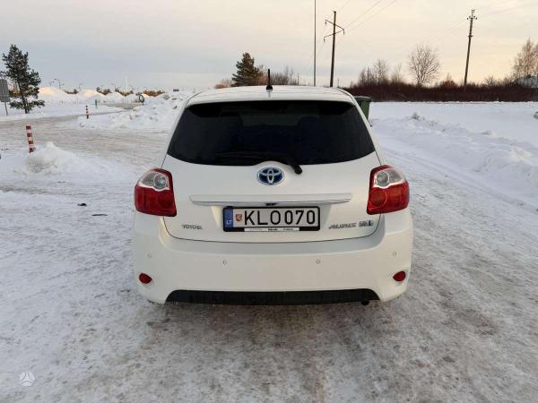 White Toyota Auris 2012 in Palanga, with an engine capacity of 1.80 L and mileage of 93 thousand km for 7500 €, photo 6 on AUTOMOTO.COM.LV
