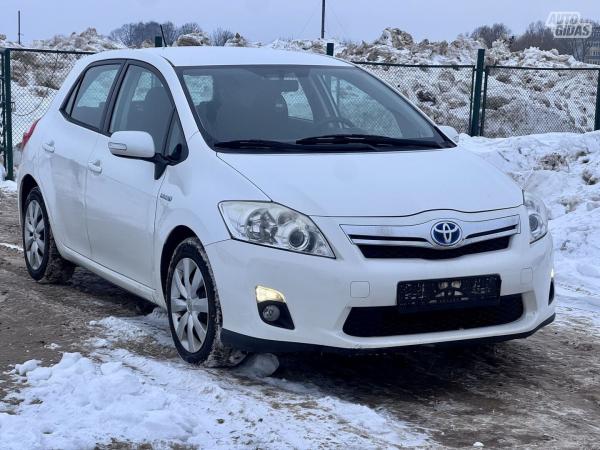 White Toyota Auris 2012 in Kretinga, with an engine capacity of 1.80 L and mileage of 238 thousand km for 5899 €, photo 2 on AUTOMOTO.COM.LV