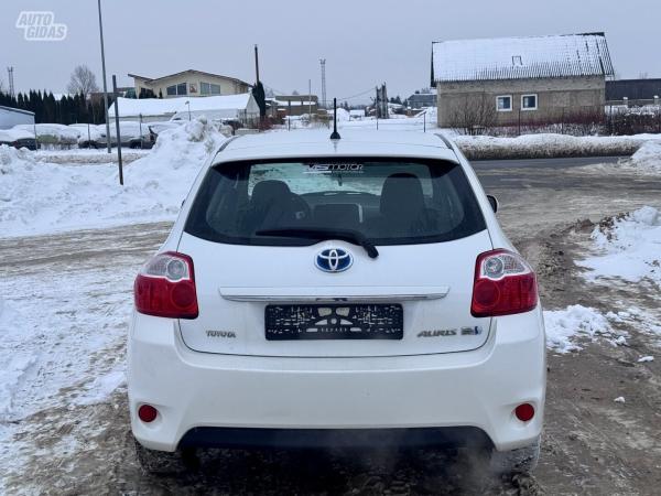 White Toyota Auris 2012 in Kretinga, with an engine capacity of 1.80 L and mileage of 238 thousand km for 5899 €, photo 6 on AUTOMOTO.COM.LV