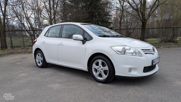 Balts Toyota Auris 2012 Viļņa, ar dzinēja tilpumu 2.00 L un nobraukumu 257 tūkst. km par 5300 €, foto 1 vietnē AUTOMOTO.COM.LV