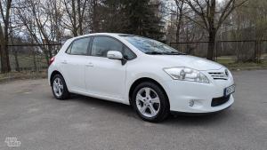 White Toyota Auris 2012 in Vilnius, with an engine capacity of 2.00 L and mileage of 257 thousand km for 5300 €, photo  on AUTOMOTO.COM.LV