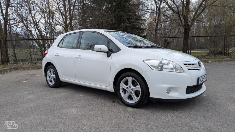 White Toyota Auris 2012 in Vilnius, with an engine capacity of 2.00 L and mileage of 257 thousand km for 5300 €, photo 1 on AUTOMOTO.COM.LV