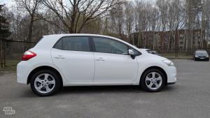 White Toyota Auris 2012 in Vilnius, with an engine capacity of 2.00 L and mileage of 257 thousand km for 5300 €, photo 4 on AUTOMOTO.COM.LV