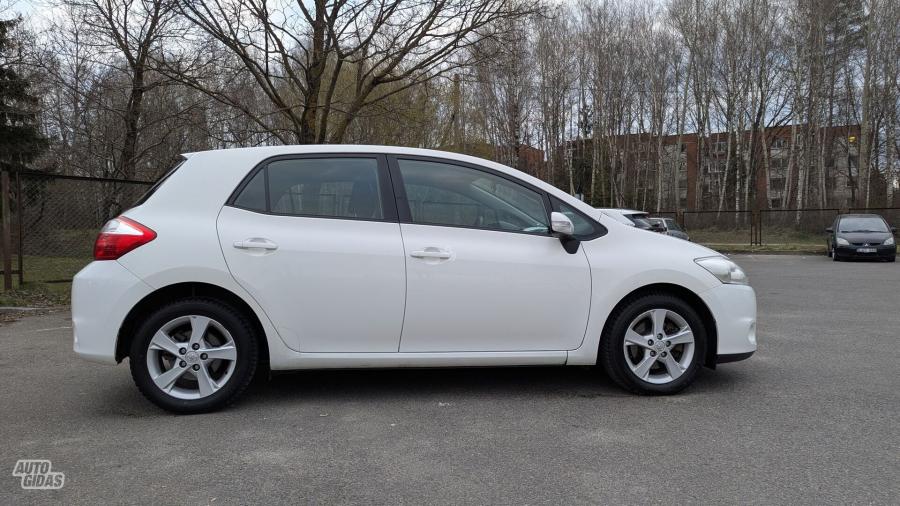White Toyota Auris 2012 in Vilnius, with an engine capacity of 2.00 L and mileage of 257 thousand km for 5300 €, photo 4 on AUTOMOTO.COM.LV