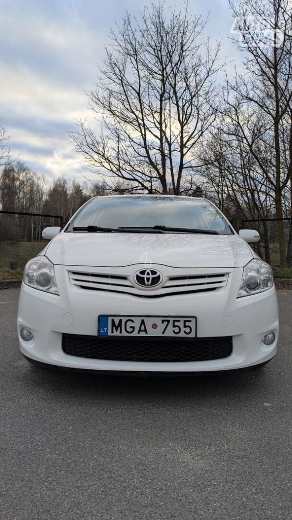 Balts Toyota Auris 2012 Viļņa, ar dzinēja tilpumu 2.00 L un nobraukumu 257 tūkst. km par 5300 €, foto 4 vietnē AUTOMOTO.COM.LV
