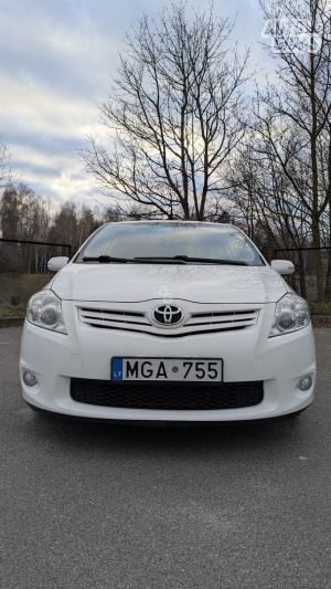 White Toyota Auris 2012 in Vilnius, with an engine capacity of 2.00 L and mileage of 257 thousand km for 5300 €, photo 5 on AUTOMOTO.COM.LV