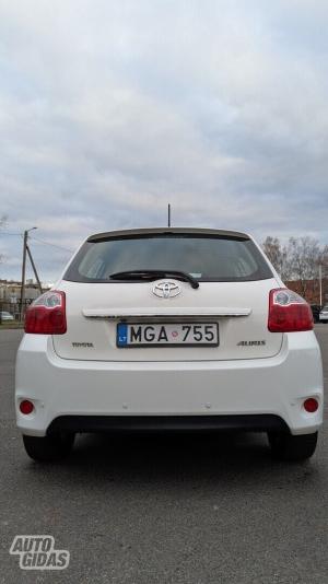 White Toyota Auris 2012 in Vilnius, with an engine capacity of 2.00 L and mileage of 257 thousand km for 5300 €, photo 6 on AUTOMOTO.COM.LV