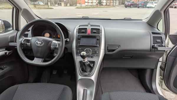 Balts Toyota Auris 2012 Viļņa, ar dzinēja tilpumu 2.00 L un nobraukumu 257 tūkst. km par 5300 €, foto 6 vietnē AUTOMOTO.COM.LV